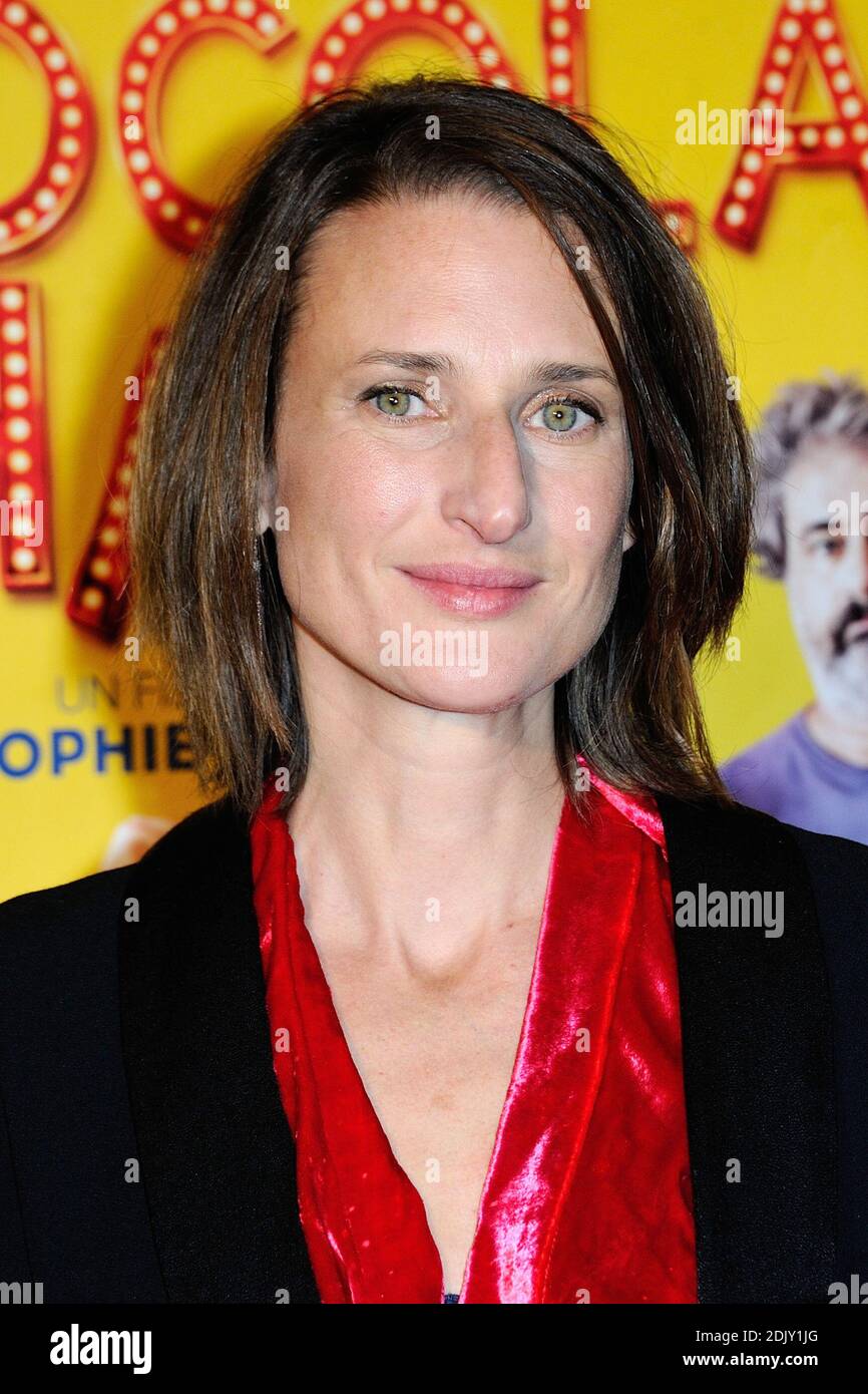 Camille Cottin assiste a la Premiere du film Cigarettes et Chocolat ...