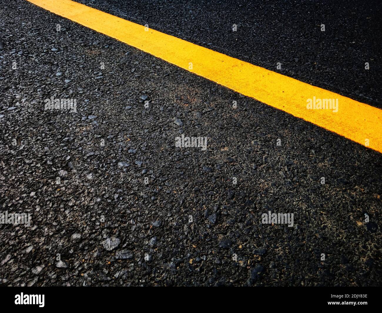 Dividing line road marking hi-res stock photography and images - Alamy