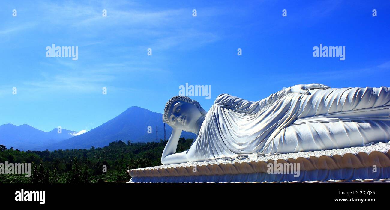 Sleeping Buddha Statue Stock Photo - Alamy