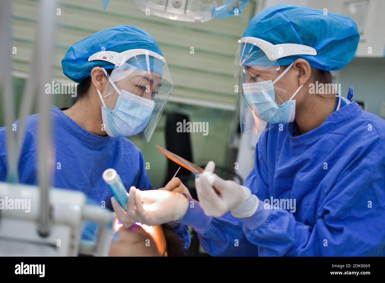 Hospital operations medical doctors Stock Photo - Alamy