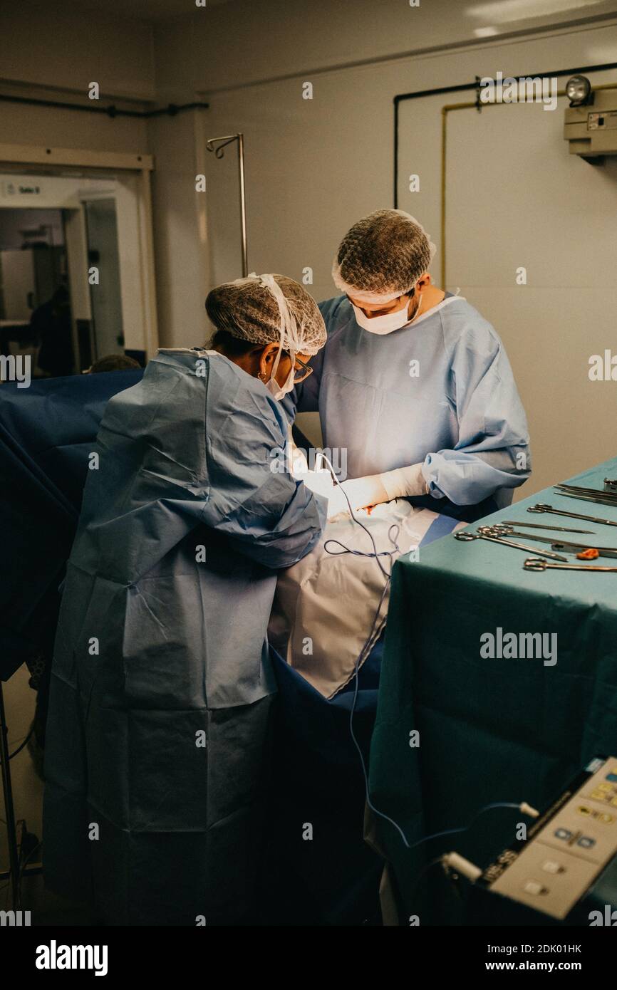 Hospital operations medical doctors Stock Photo - Alamy