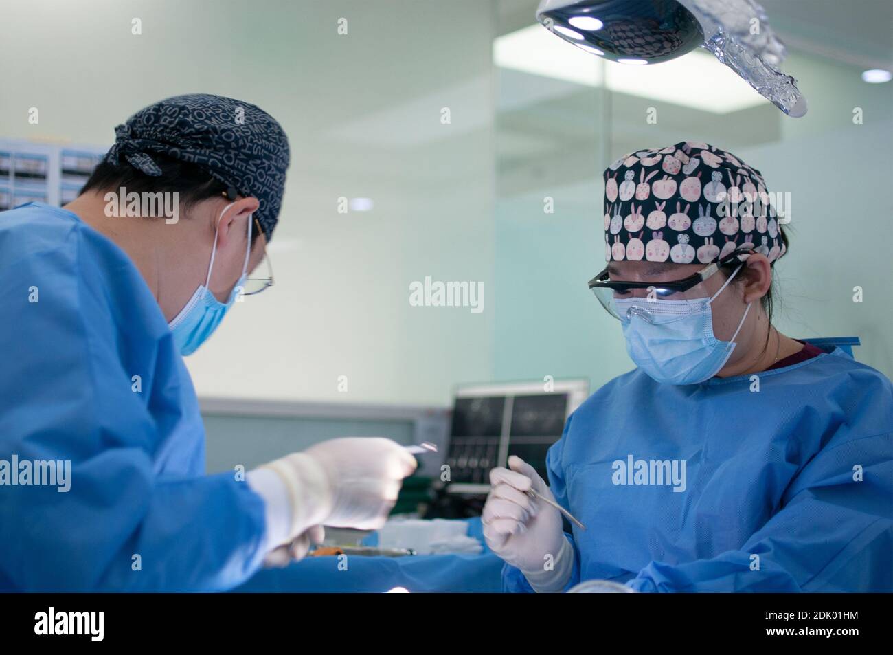 Hospital operations medical doctors Stock Photo - Alamy