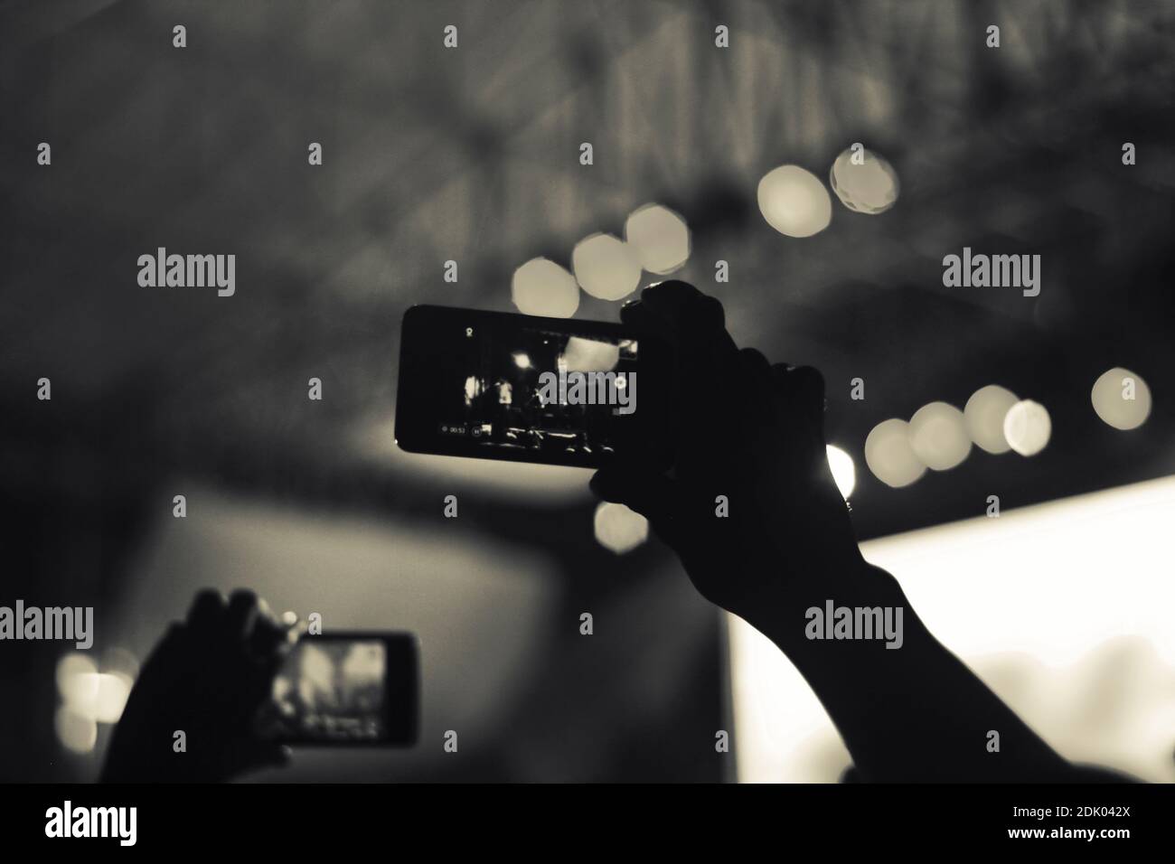 Crowd filming smart phone hi-res stock photography and images - Alamy
