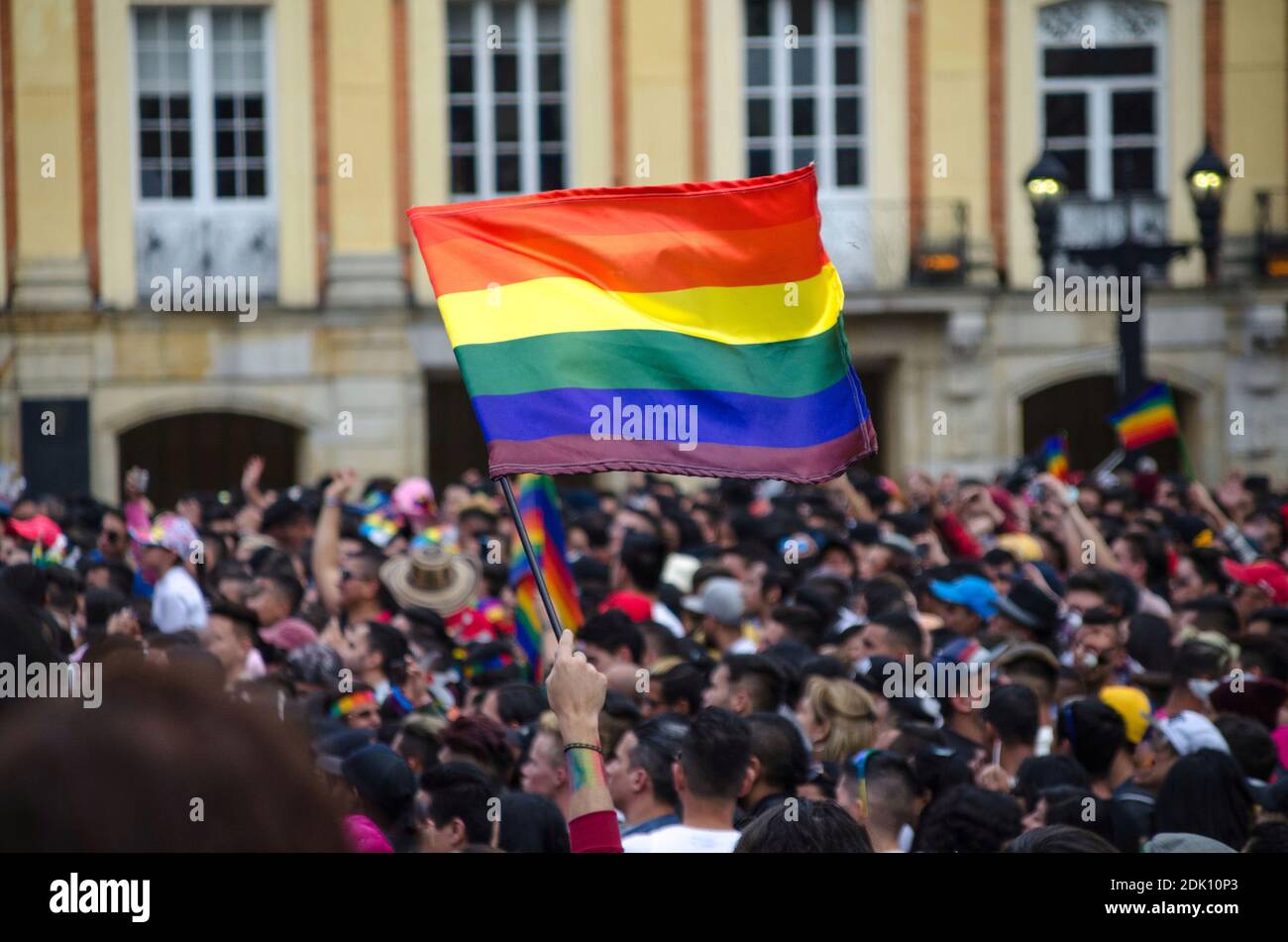 Rainbow flag large group of people hi-res stock photography and images ...