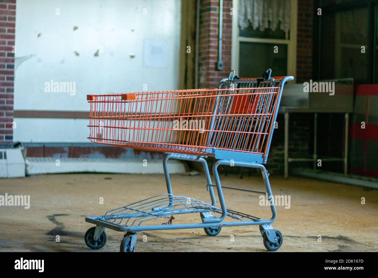 Destroyed shopping mall hi-res stock photography and images - Alamy