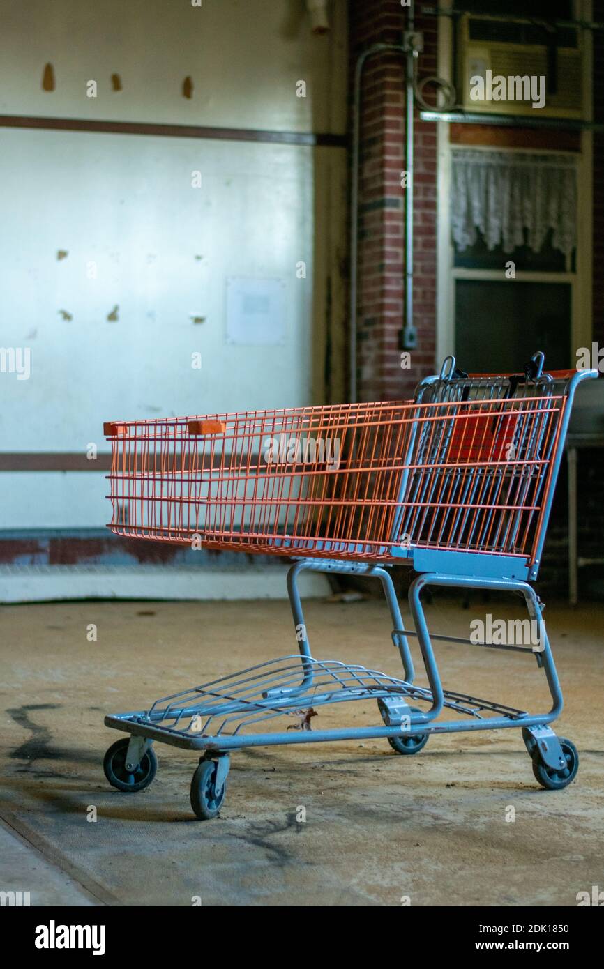 Destroyed shopping mall hi-res stock photography and images - Alamy
