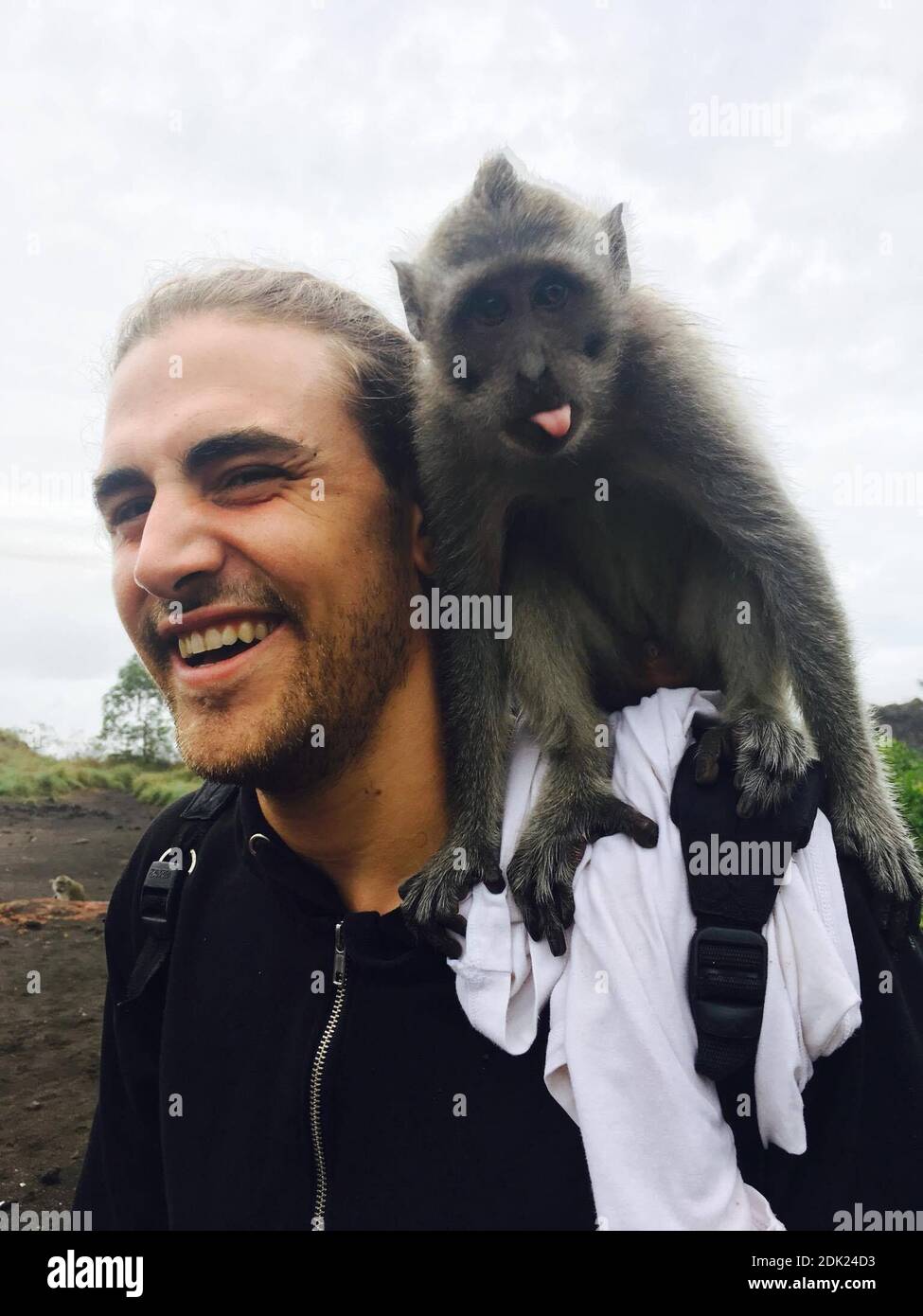 Monkey on shoulder hi-res stock photography and images - Alamy