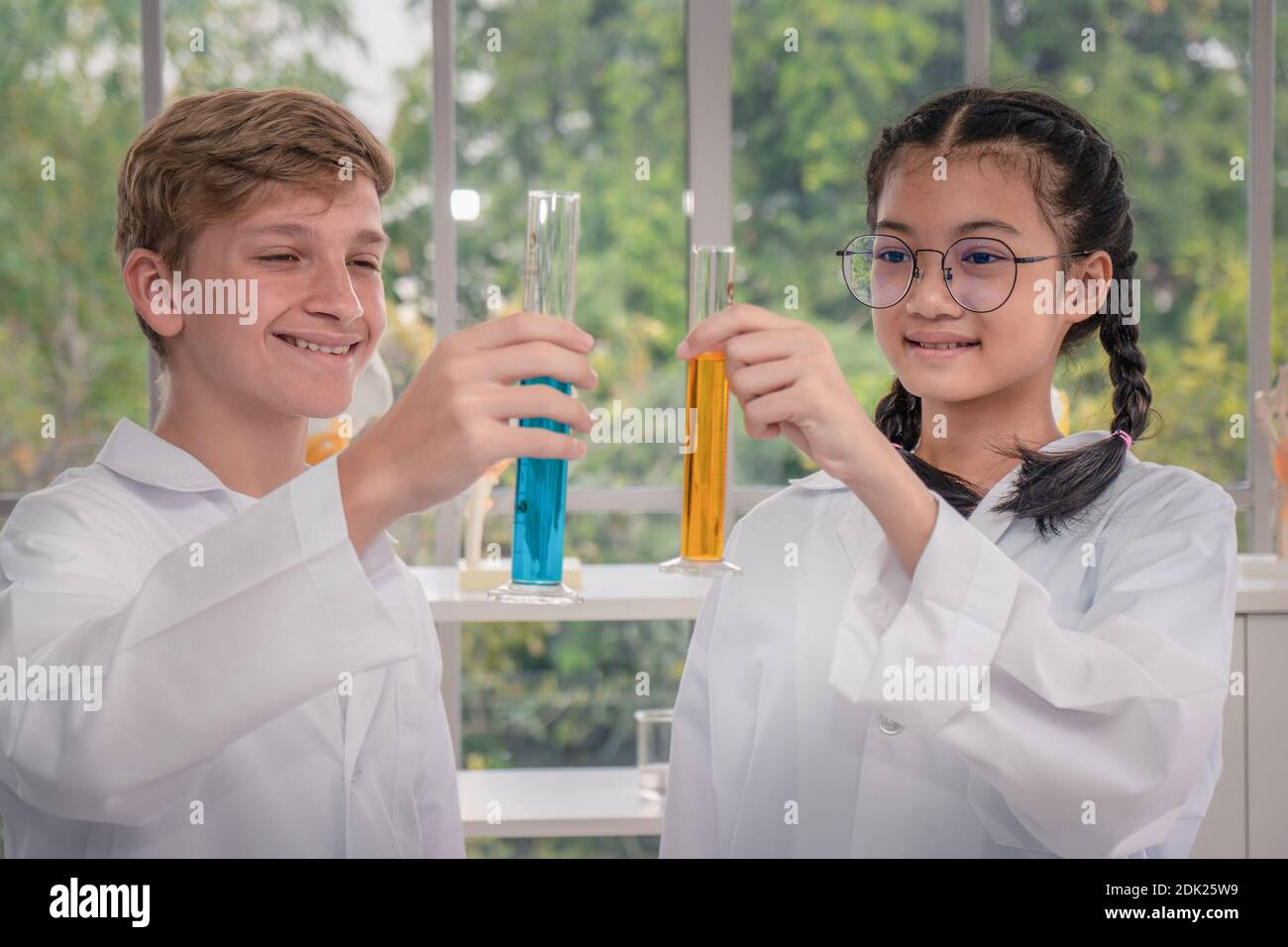 Students performing experiment hi-res stock photography and images - Alamy