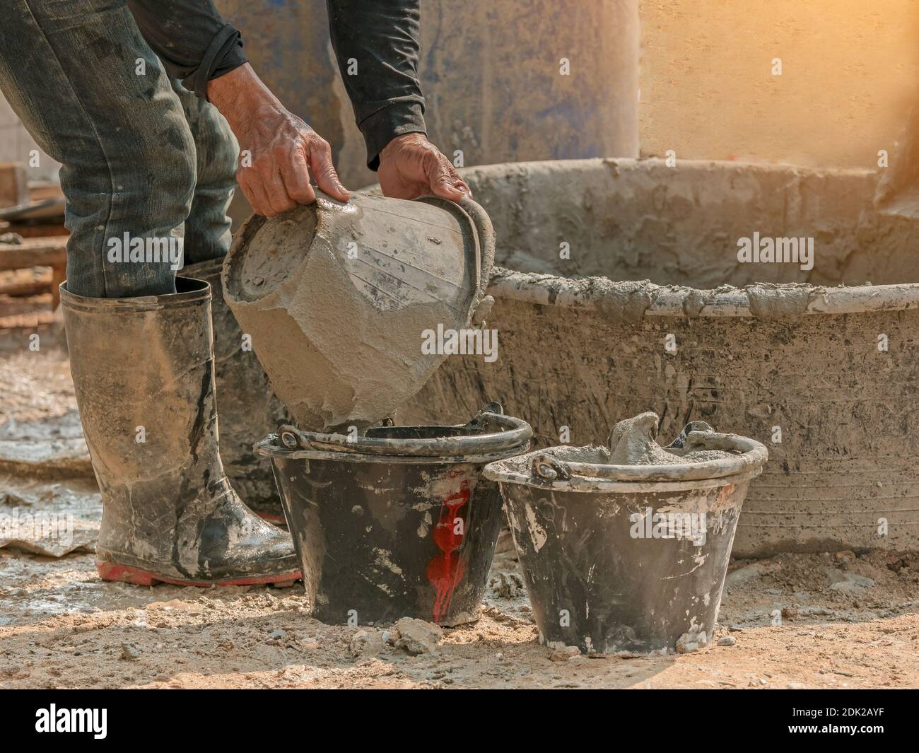 Men mixing and pouring concrete hi-res stock photography and images - Alamy