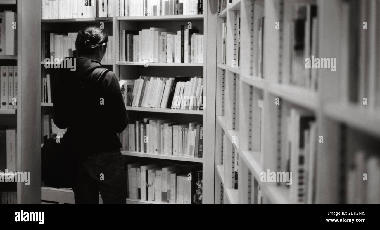 Library bookshelf france hi-res stock photography and images - Alamy