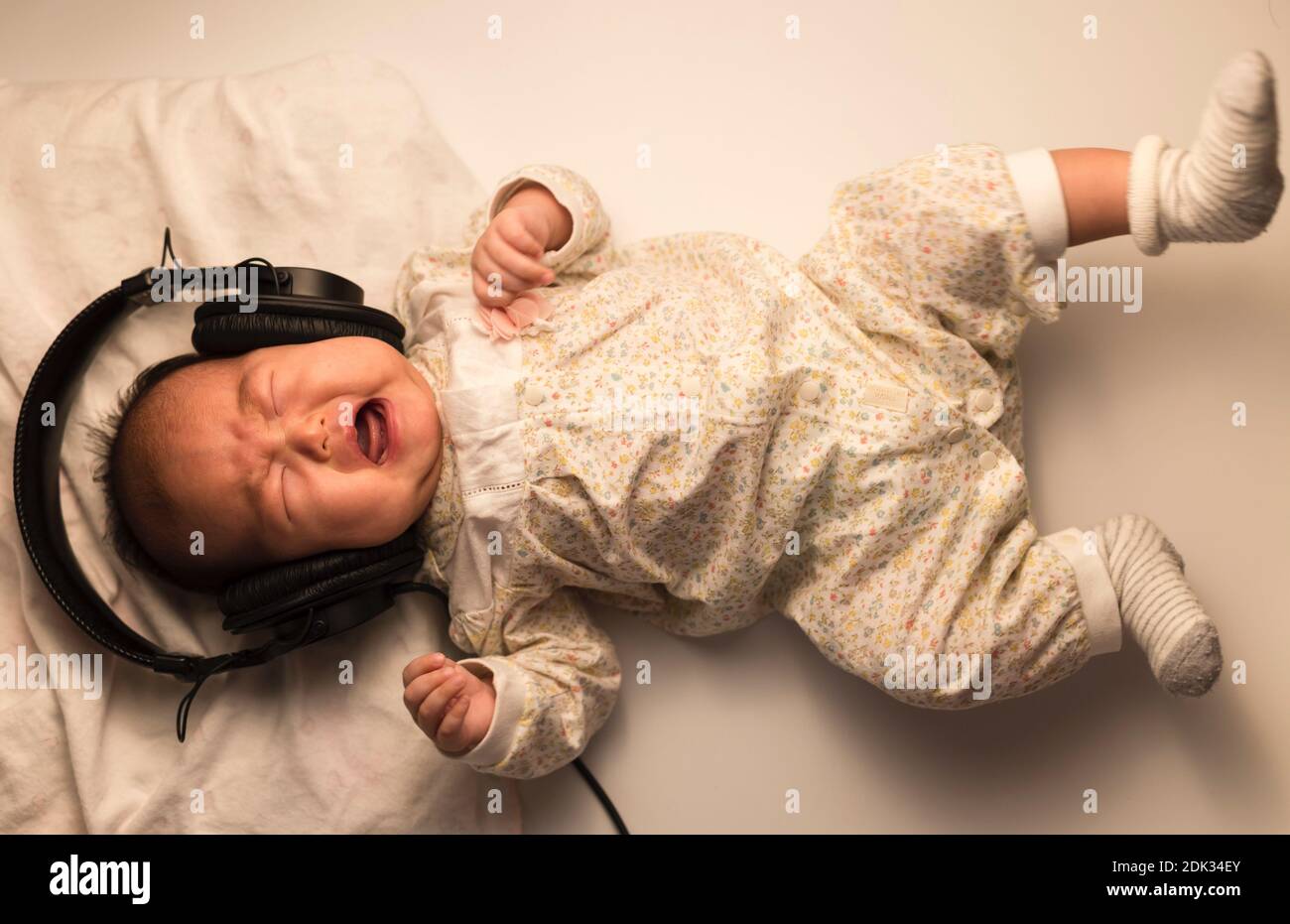 Person crying headphones hi-res stock photography and images - Alamy