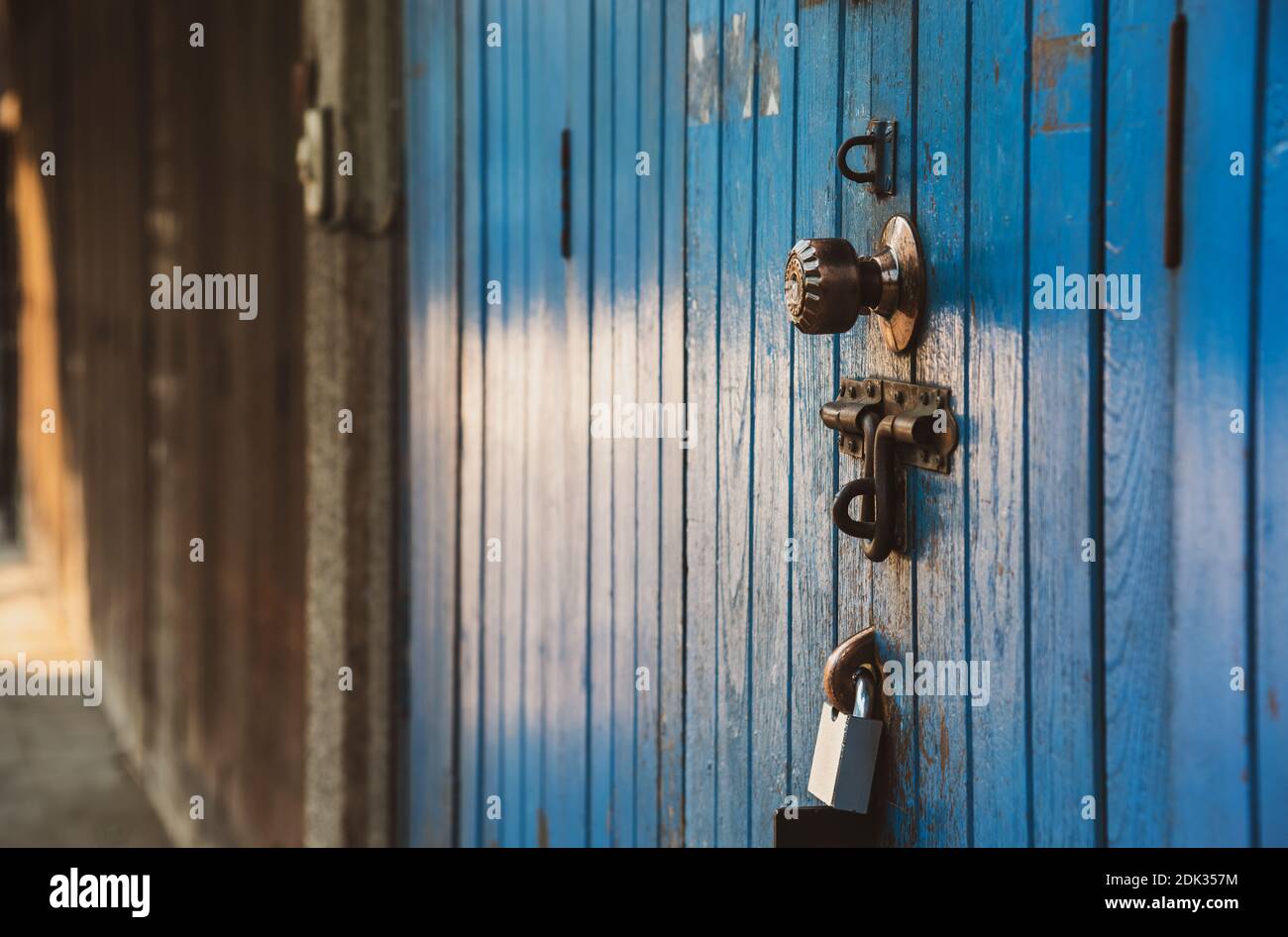 Old closed door interior hi-res stock photography and images - Alamy