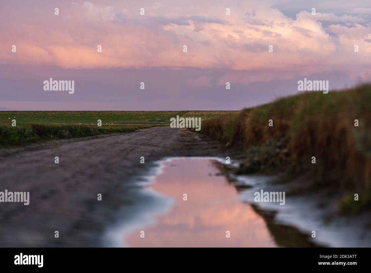 Path on dam wall hi-res stock photography and images - Alamy