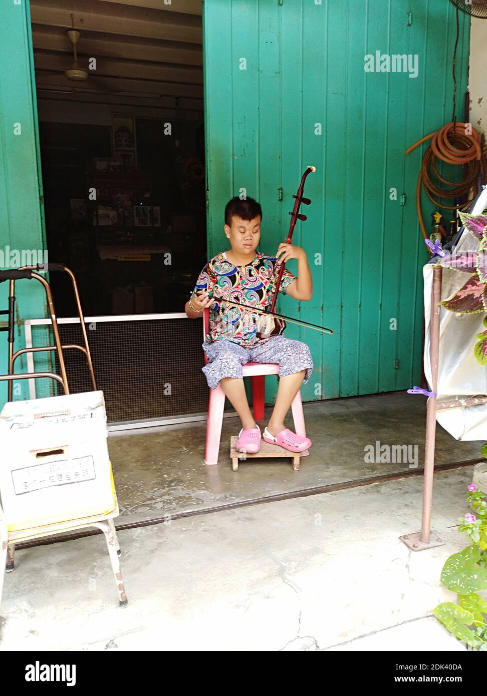 Violin playing dwarf hi-res stock photography and images - Alamy