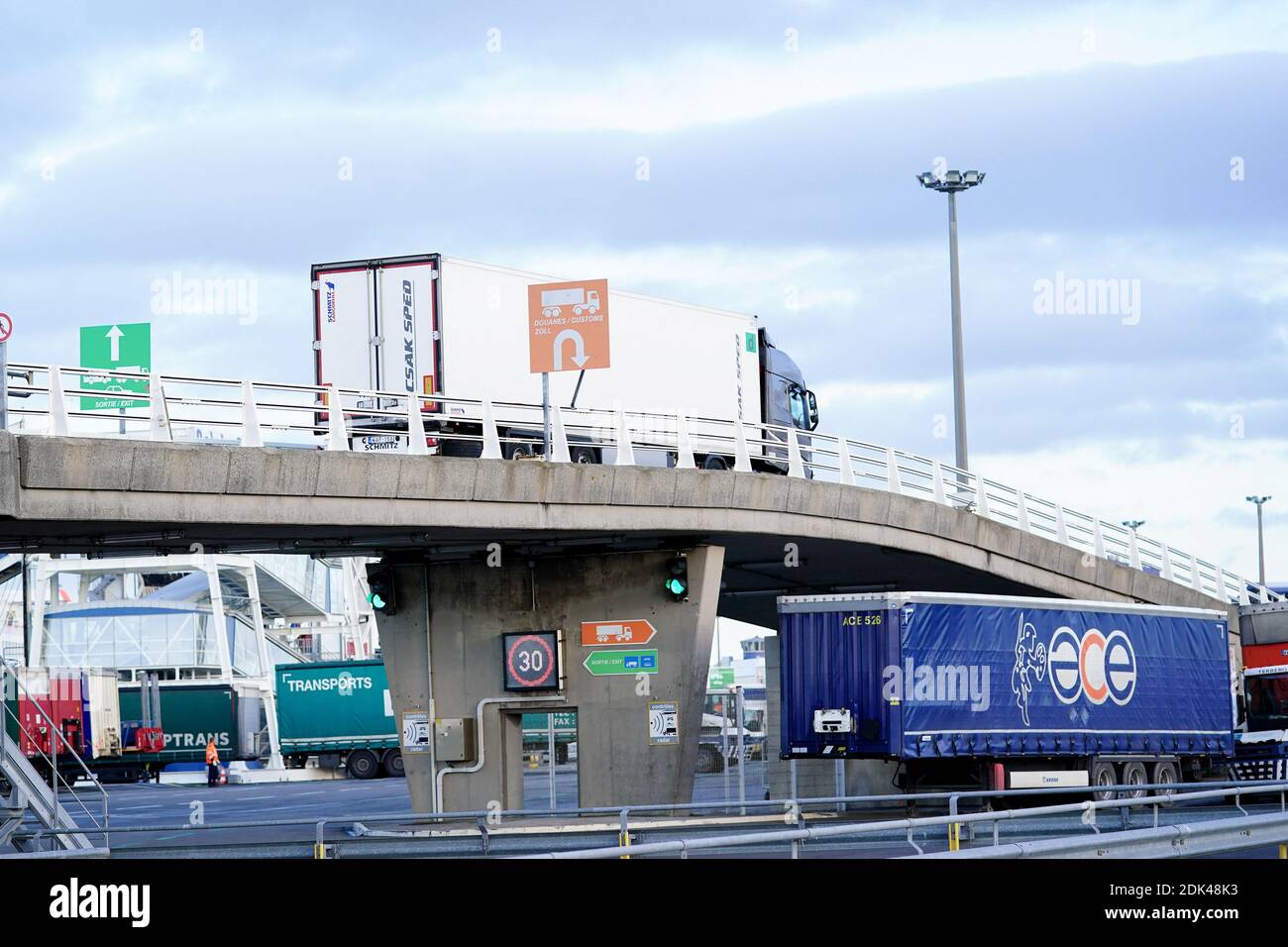 With the Brexit and the return of border controls, French customs have ...