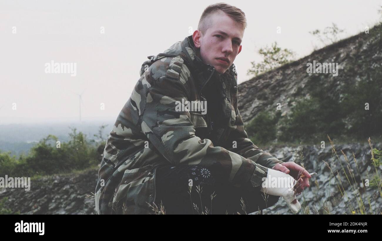 Soldier crouching hi-res stock photography and images - Alamy