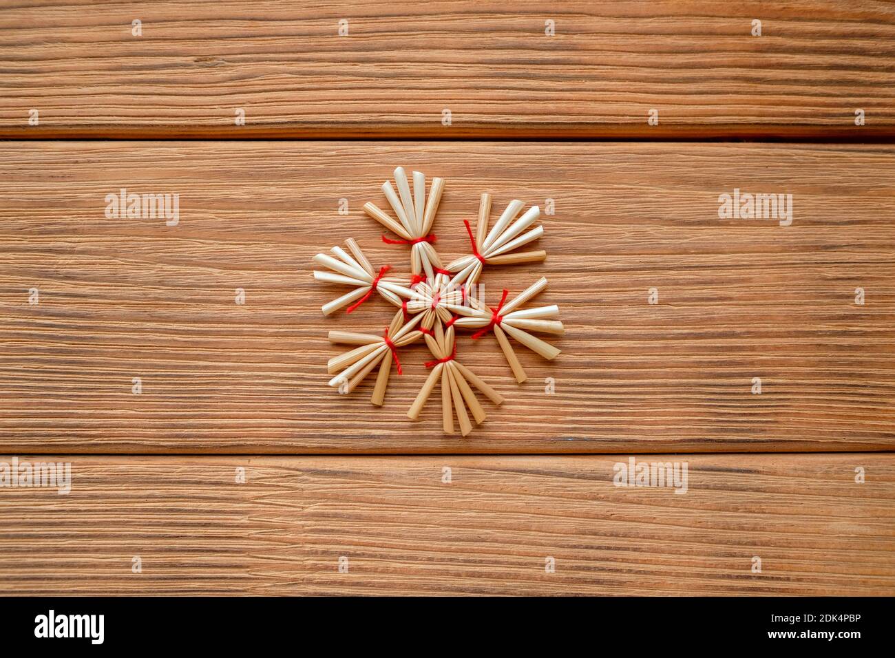 Straw snowflake in the center. Top view, wooden background Stock Photo ...