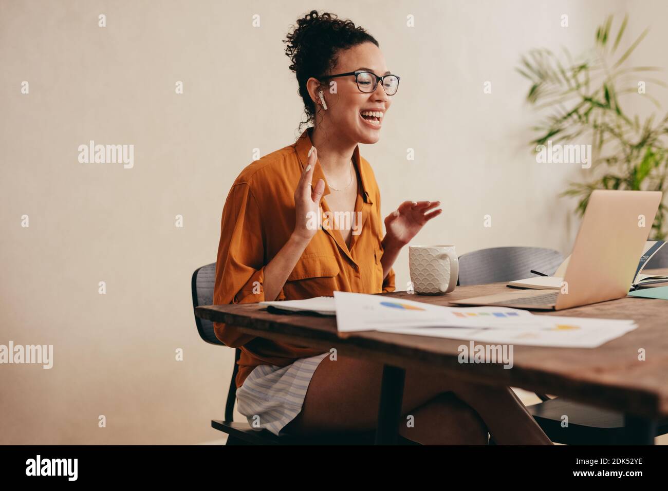 Zoom meeting woman hi-res stock photography and images - Alamy