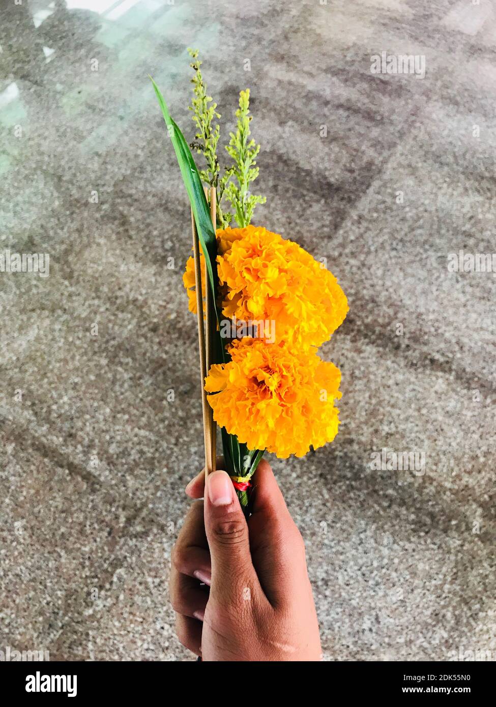 One hand offering flowers hi-res stock photography and images - Alamy