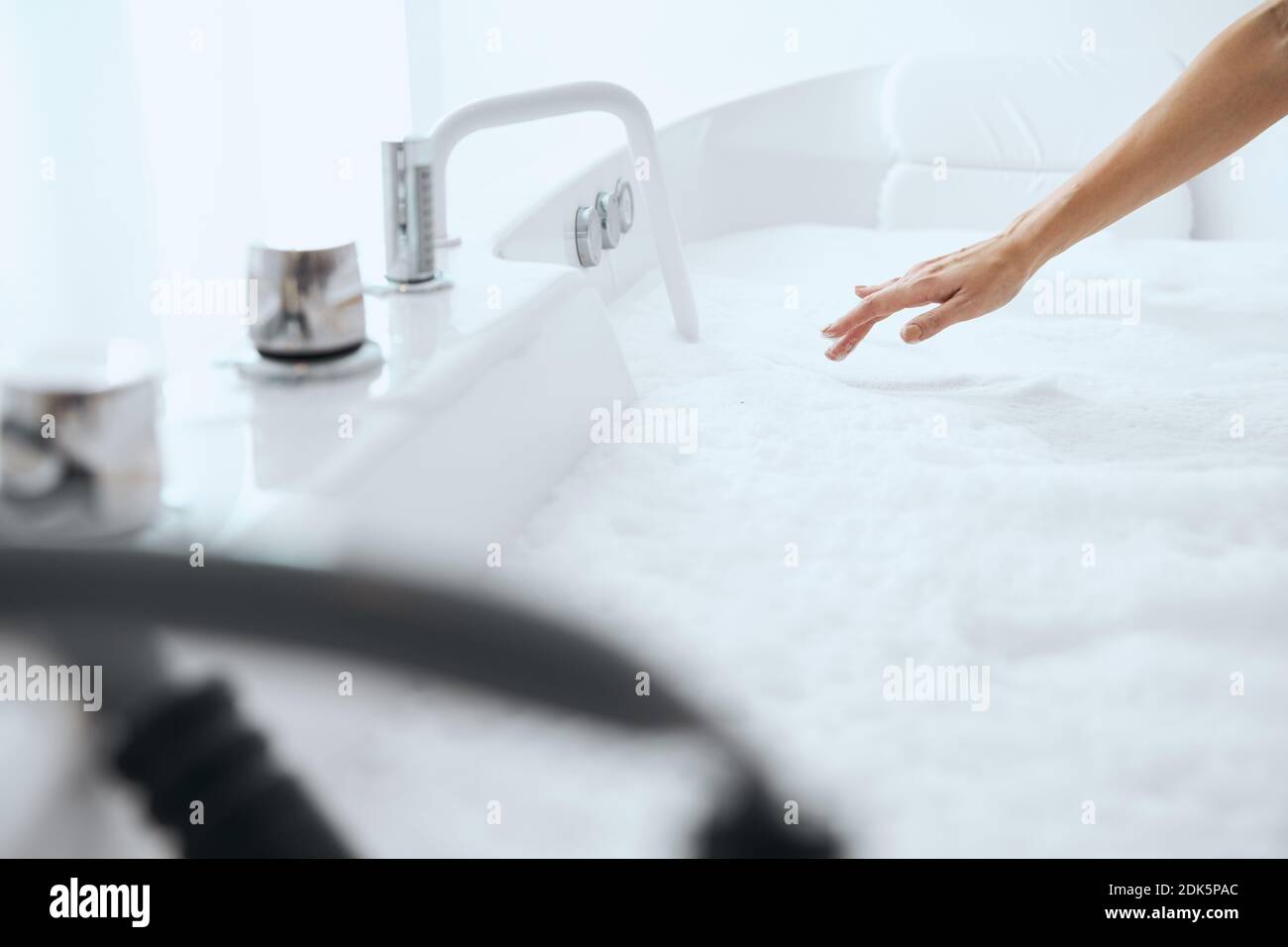 Image of big bath with full water and foam Stock Photo - Alamy