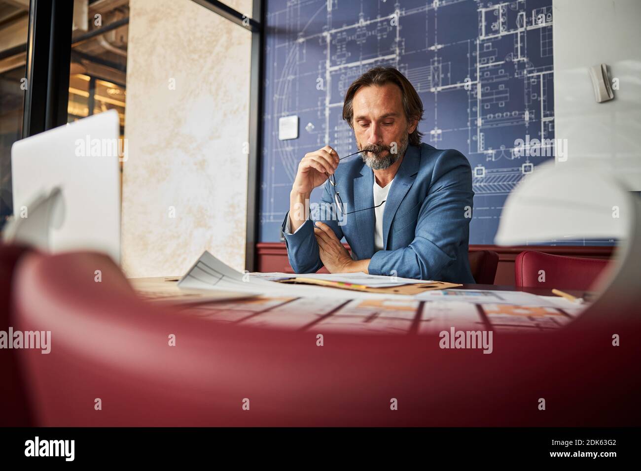 Worker thinking hi-res stock photography and images - Alamy