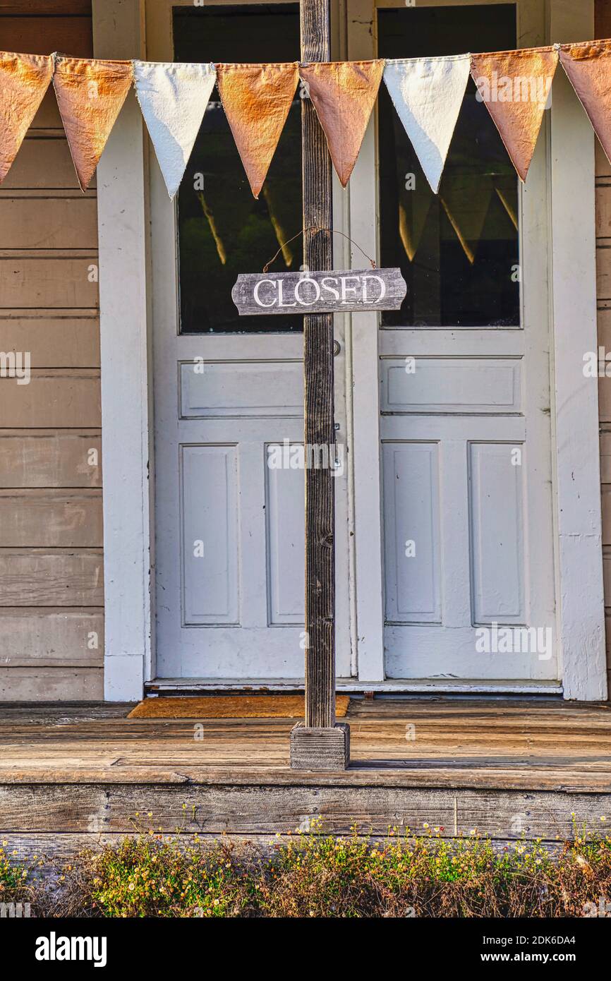Building closed sign hi-res stock photography and images - Alamy