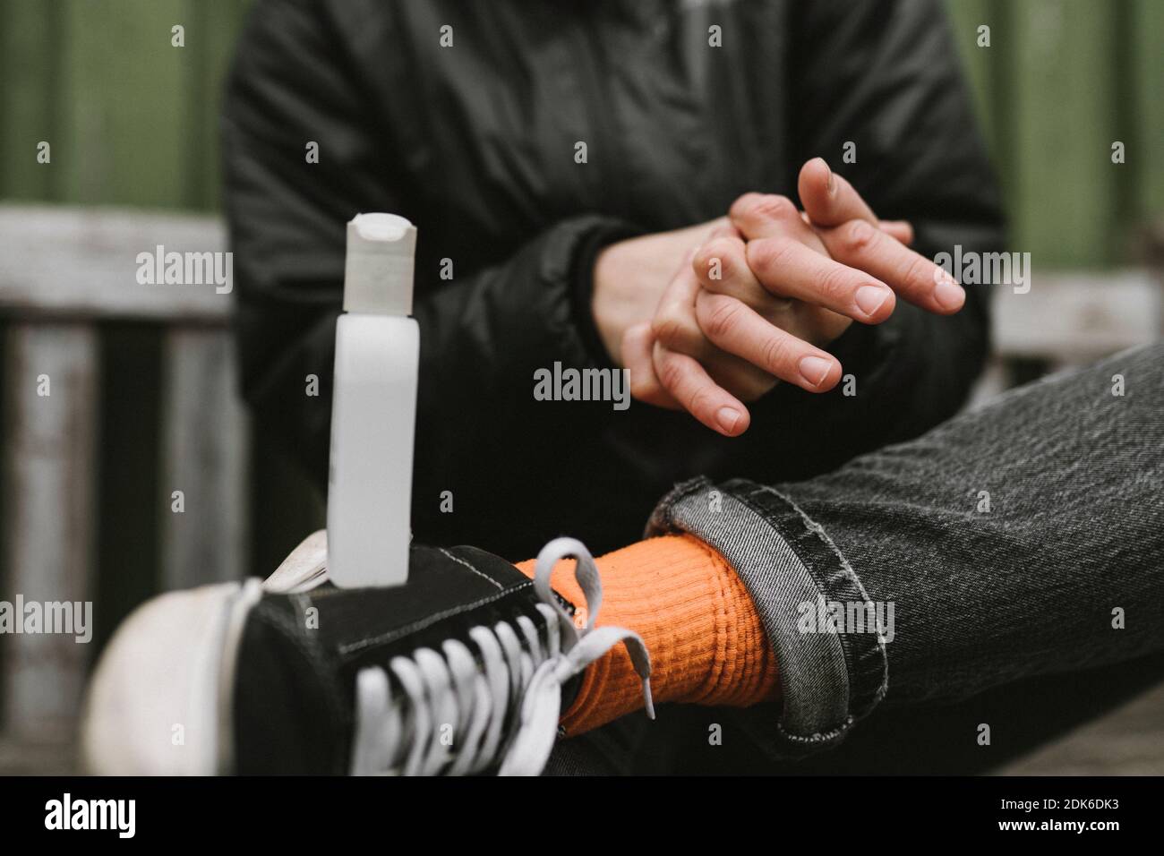 Cleaning hands with hand sanitizer Stock Photo - Alamy