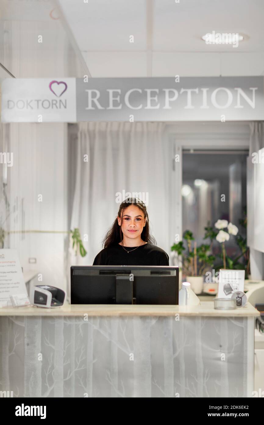 Medical receptionist hi-res stock photography and images - Alamy