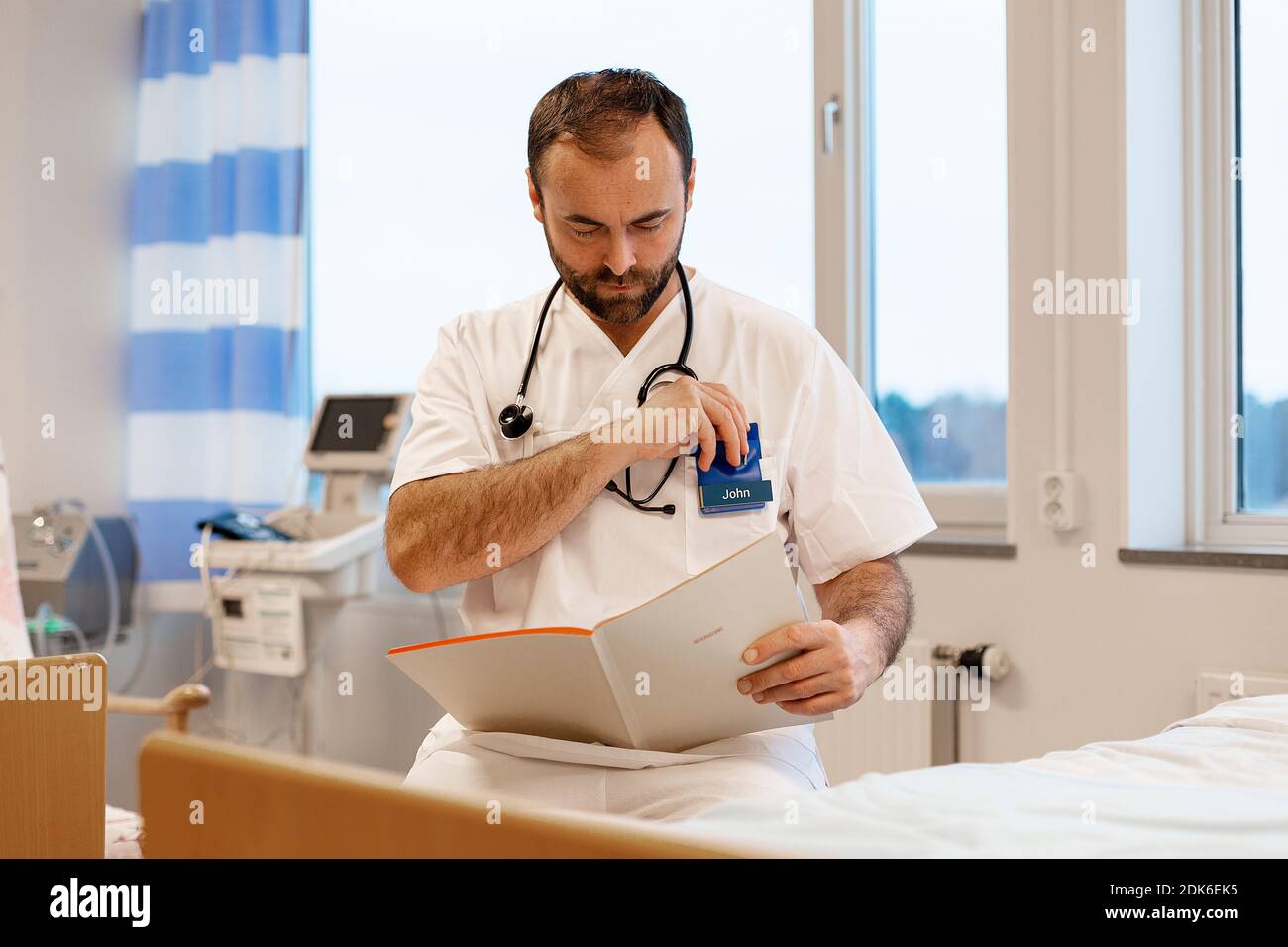 Doctor nurse looking documents hi-res stock photography and images - Alamy