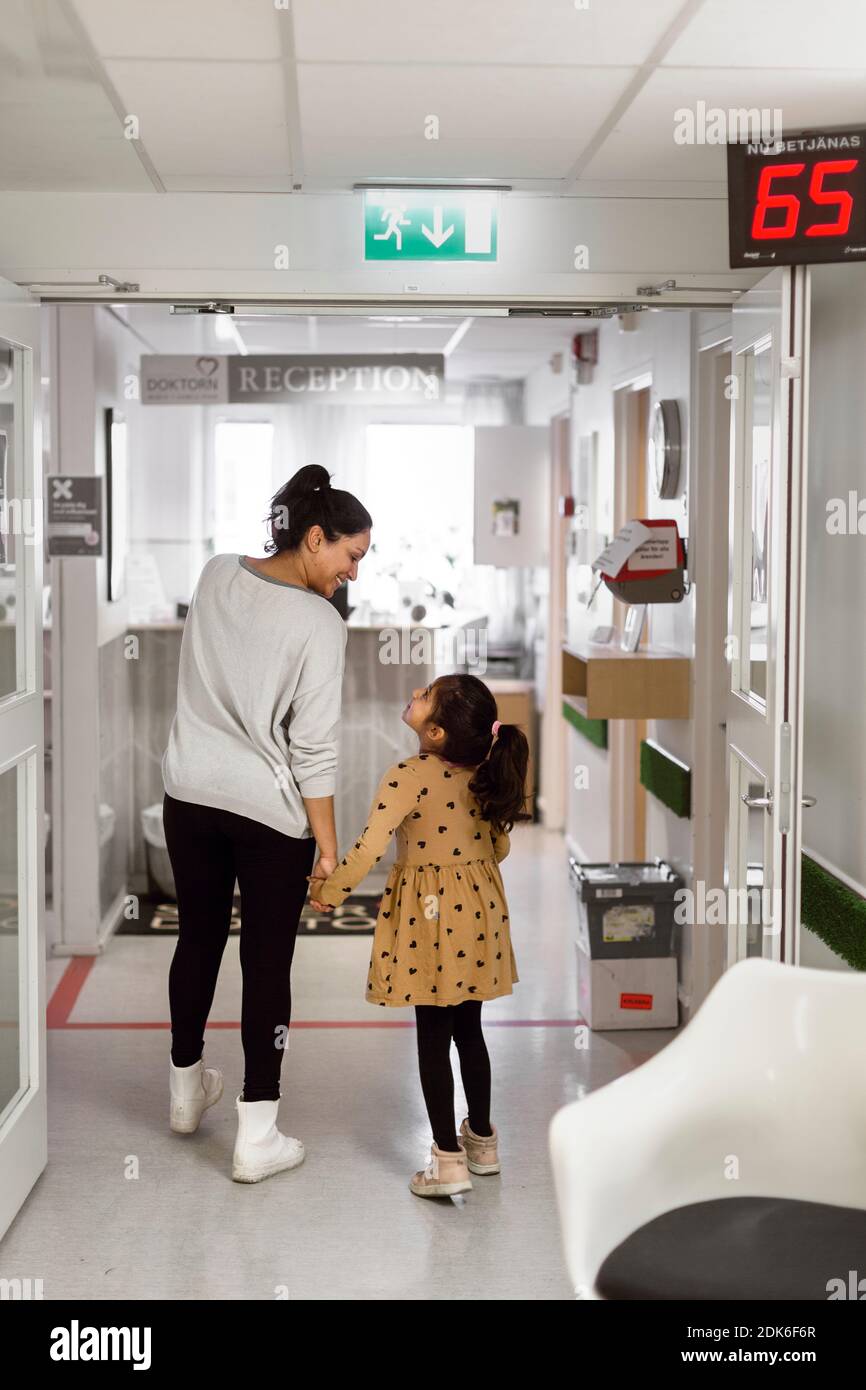 Mother with daughter in doctor's surgery Stock Photo - Alamy