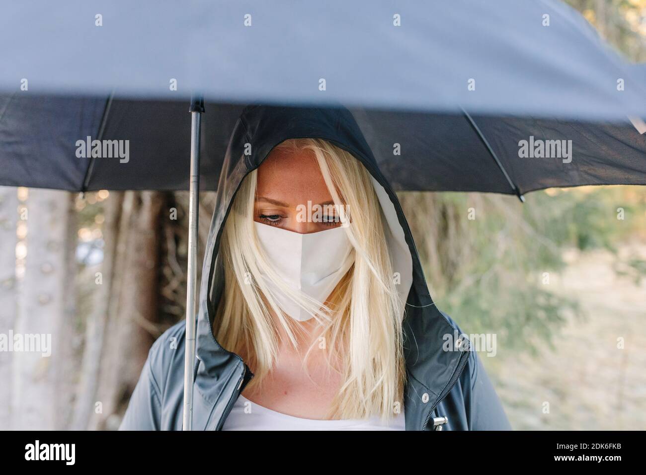 Wearing face mask outside hi-res stock photography and images - Alamy