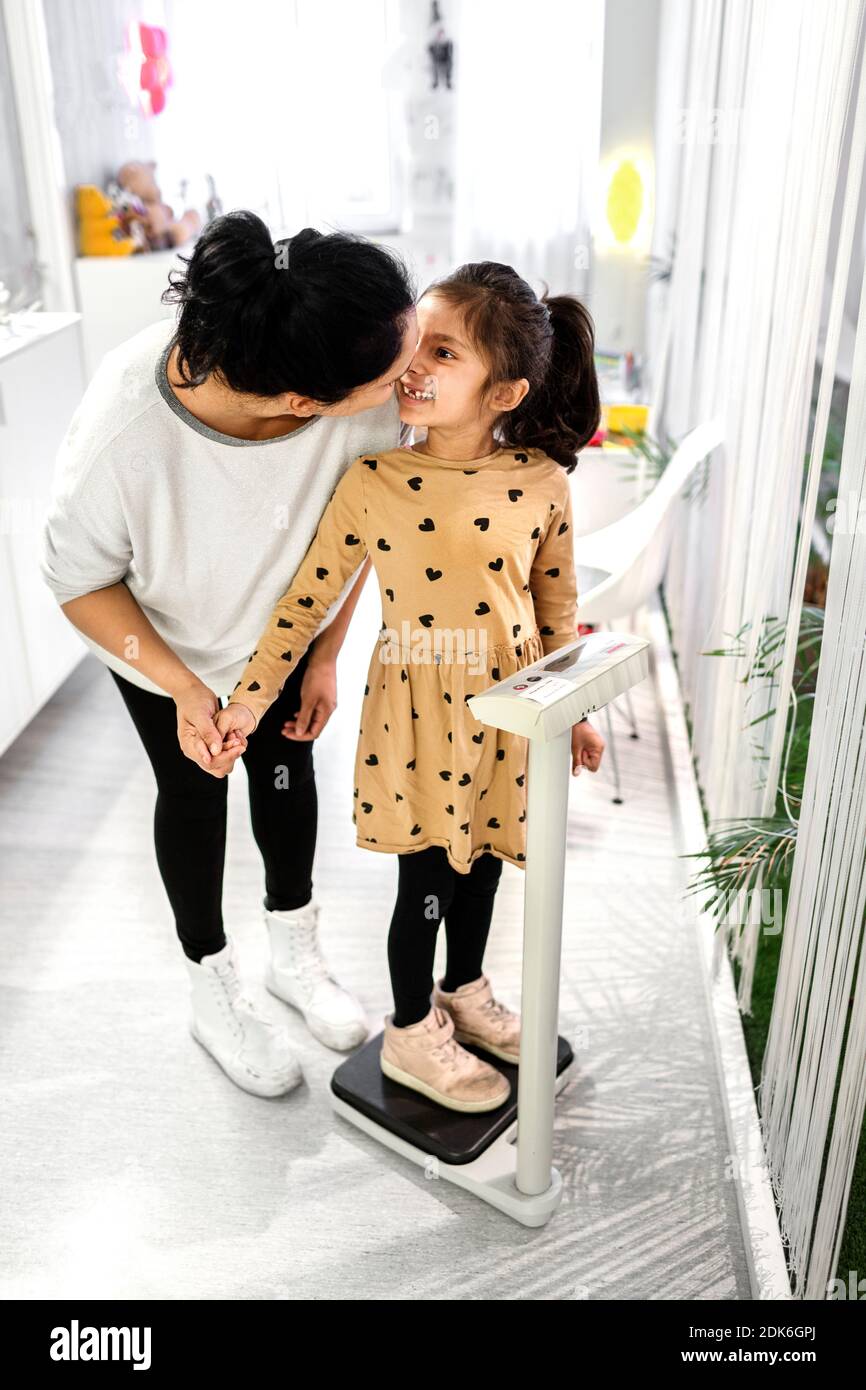 Mother and daughter in doctor's surgery Stock Photo - Alamy