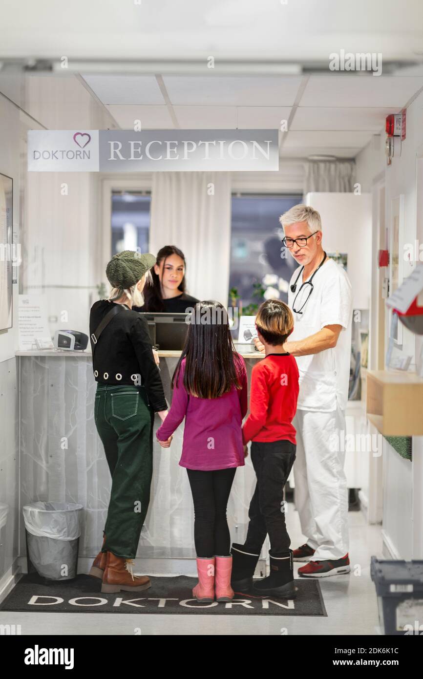 People at reception in doctor's surgery Stock Photo - Alamy