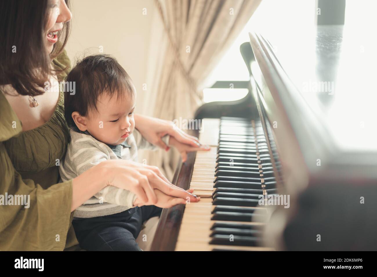 Electric keyboard rear hi-res stock photography and images - Alamy