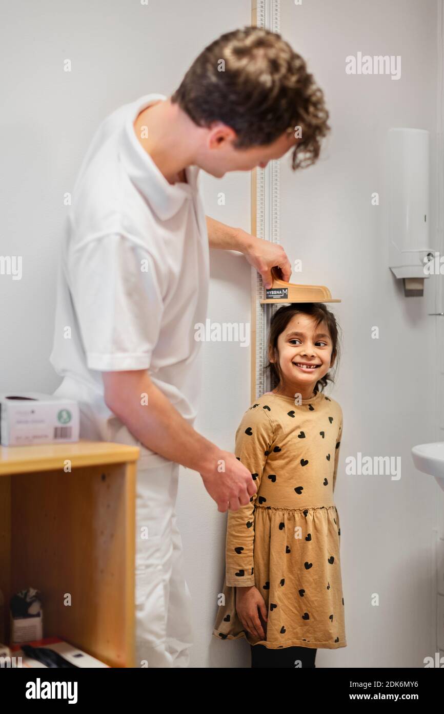 Doctor measuring girl hi-res stock photography and images - Alamy