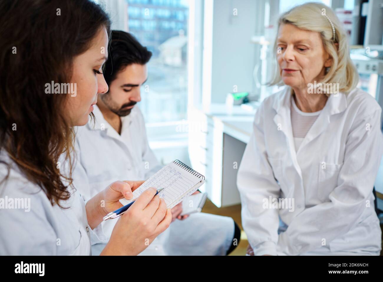 60 scientists hi-res stock photography and images - Alamy