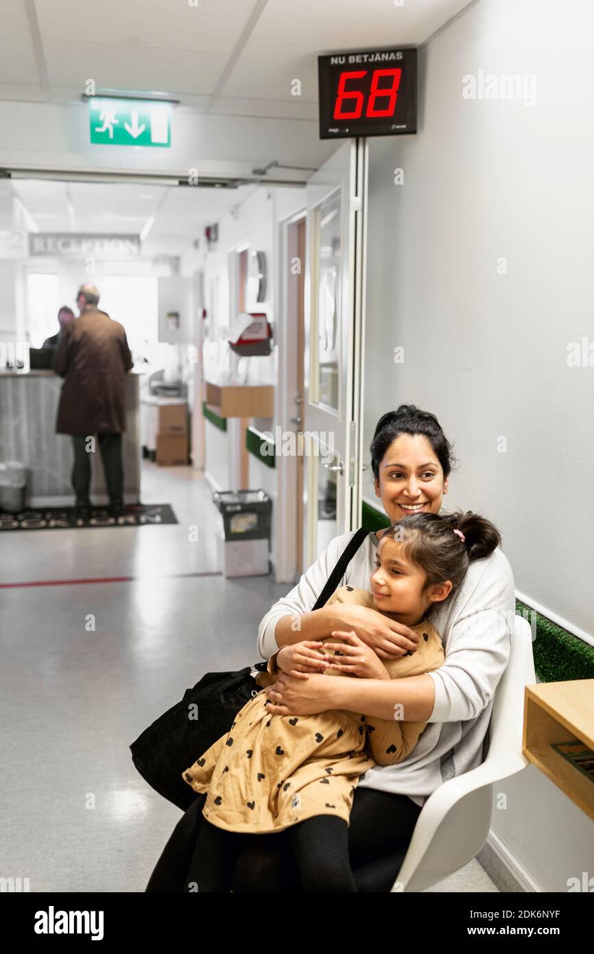 Mother and daughter waiting in doctor's surgery Stock Photo - Alamy