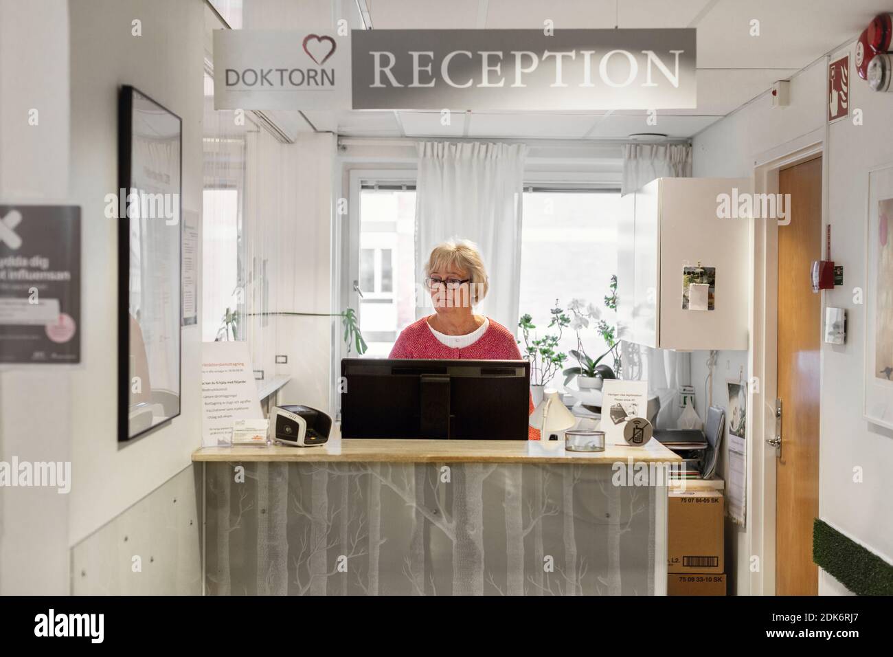 Receptionist in doctor's surgery Stock Photo - Alamy