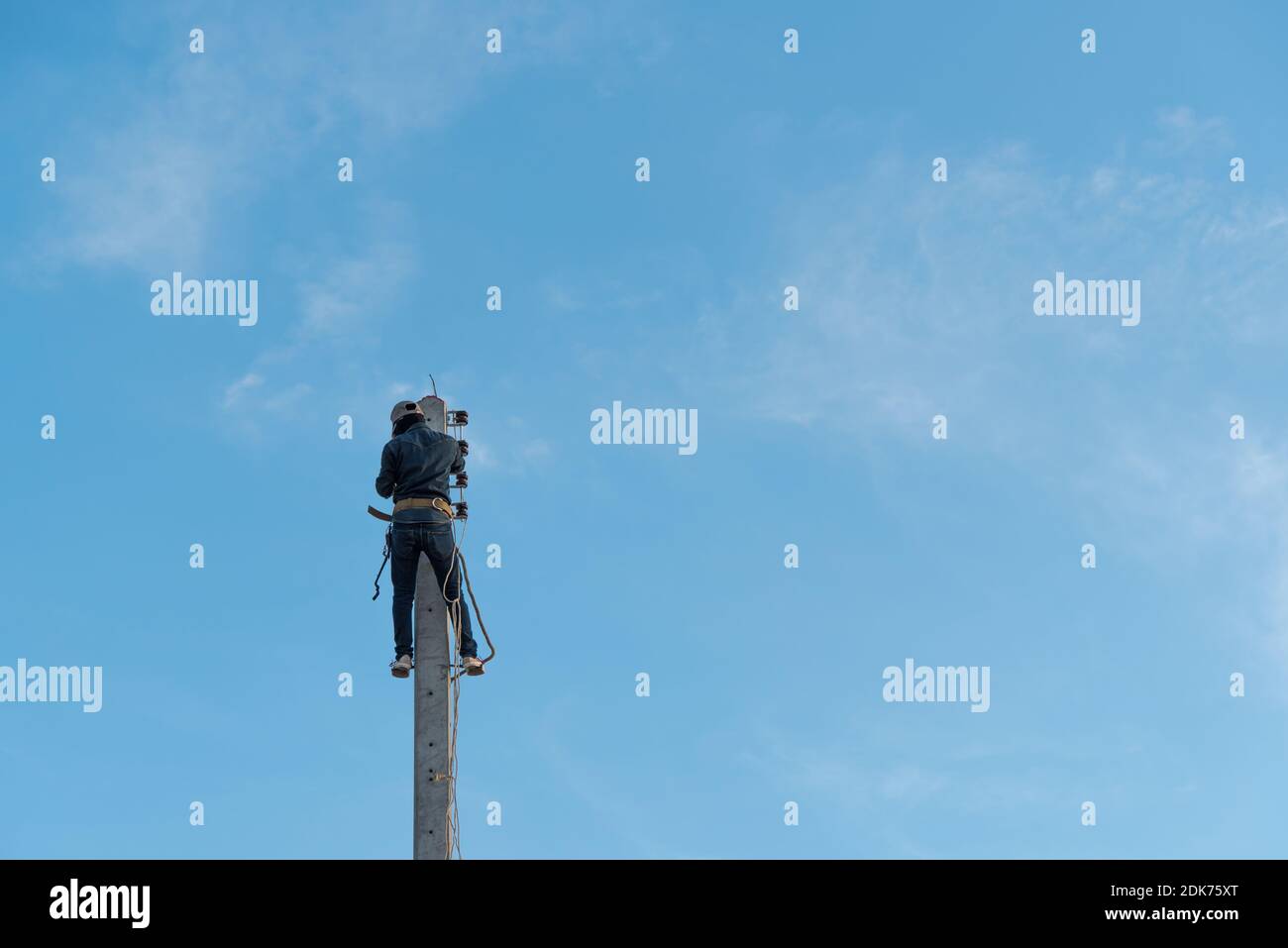 Men working on electricity pylon hi-res stock photography and images ...