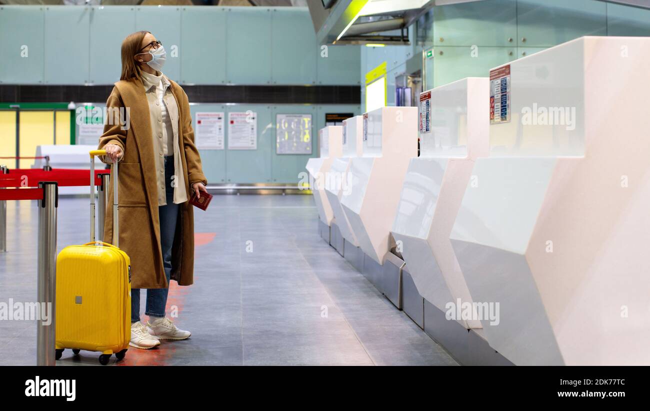 Group airport check in hi-res stock photography and images - Alamy