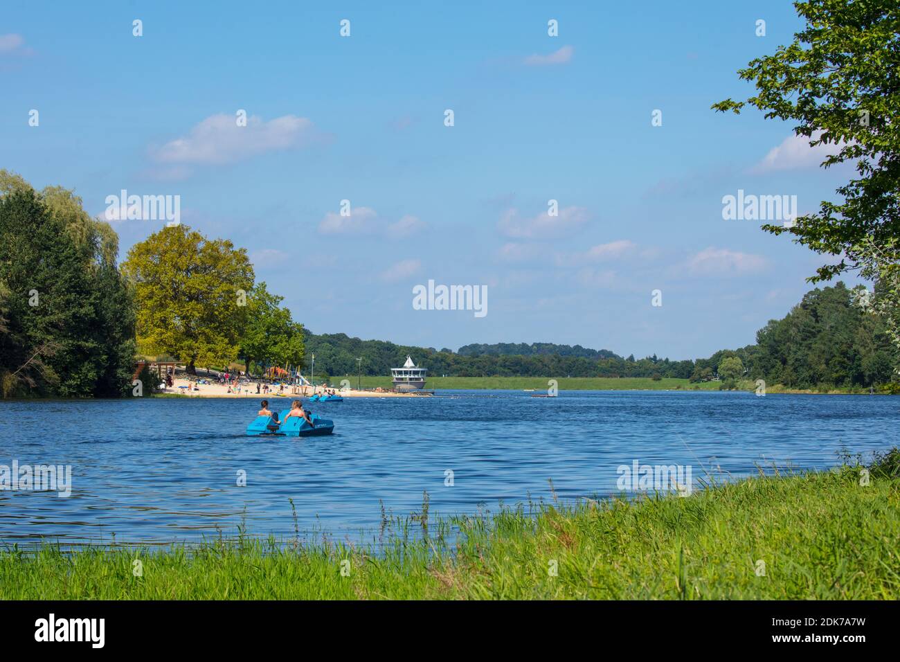 Hessen, Bad Arolsen, Stausee Twistesee. Blick zur Badestelle und zur ...