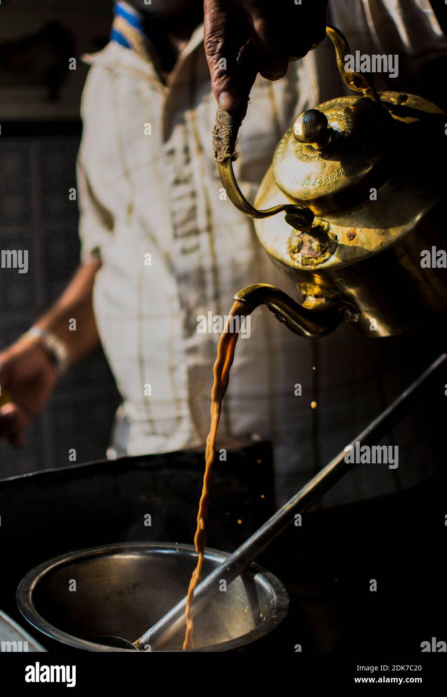 Poring tea hi-res stock photography and images - Alamy