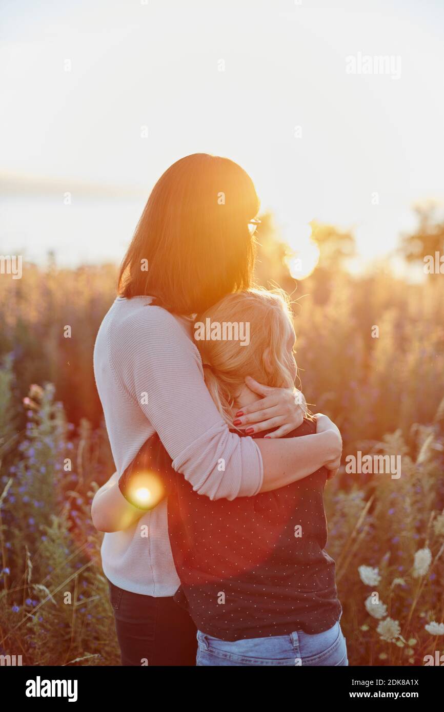 Mother and daughter hugging Stock Photo - Alamy