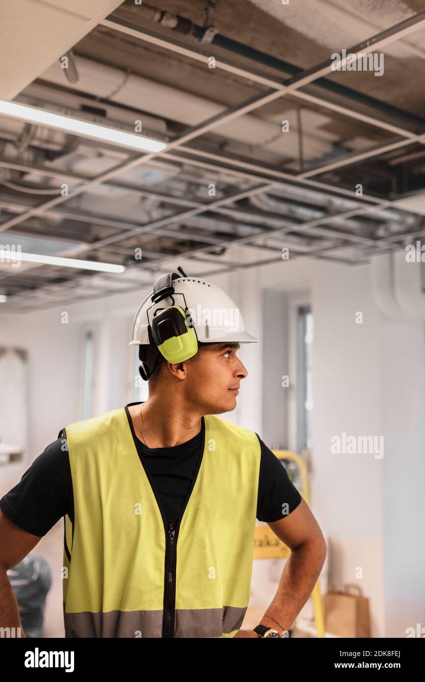 Construction worker wearing hardhat Stock Photo - Alamy