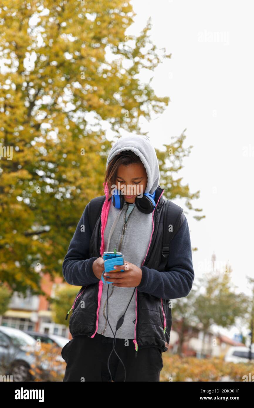 Teenage girl using cell phone Stock Photo - Alamy