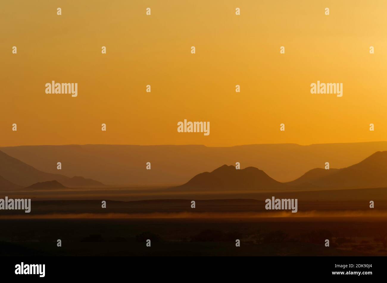 Desert landscape and mountain range hi-res stock photography and images ...