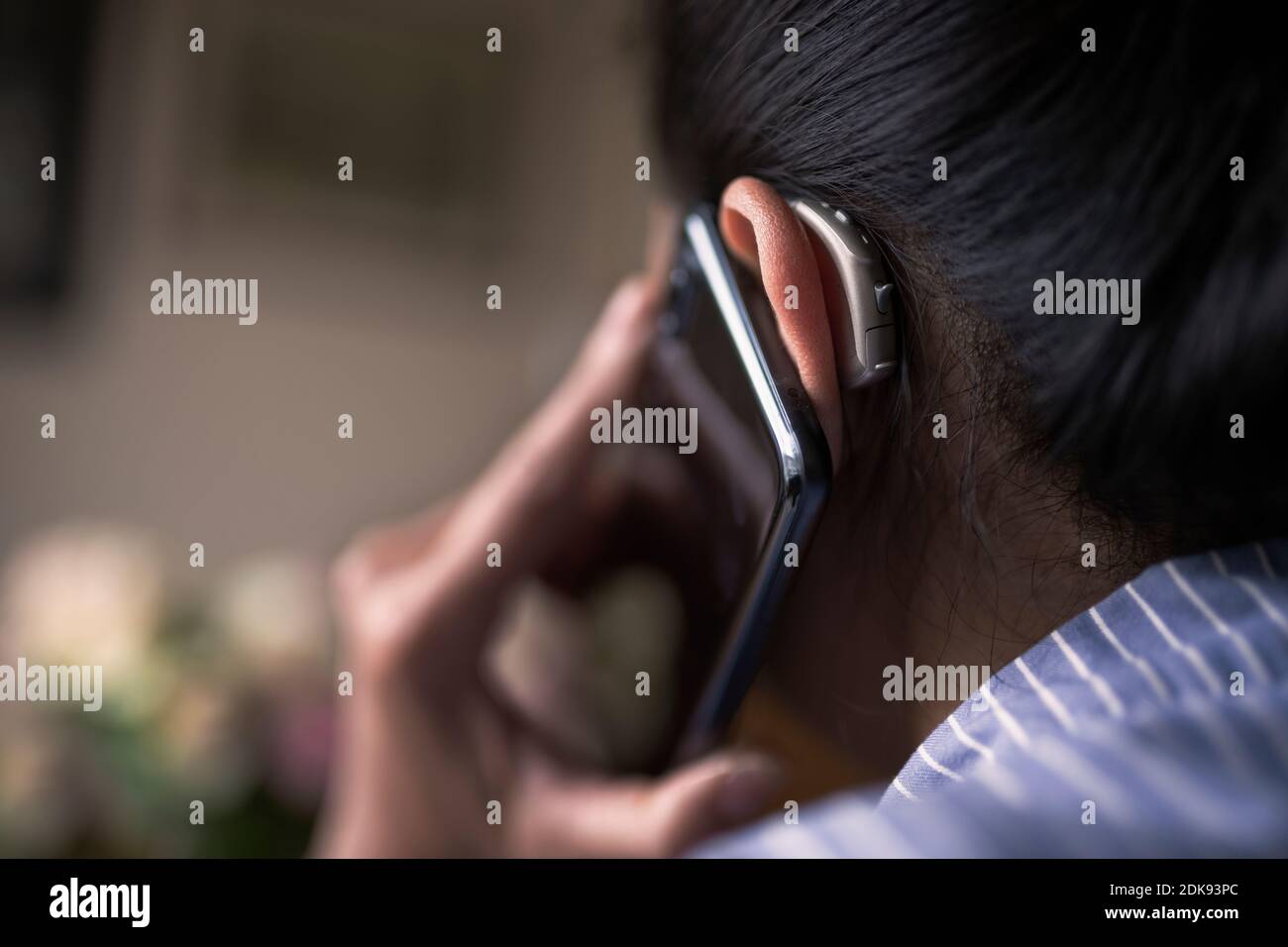 Woman with phone to ear hi-res stock photography and images - Alamy