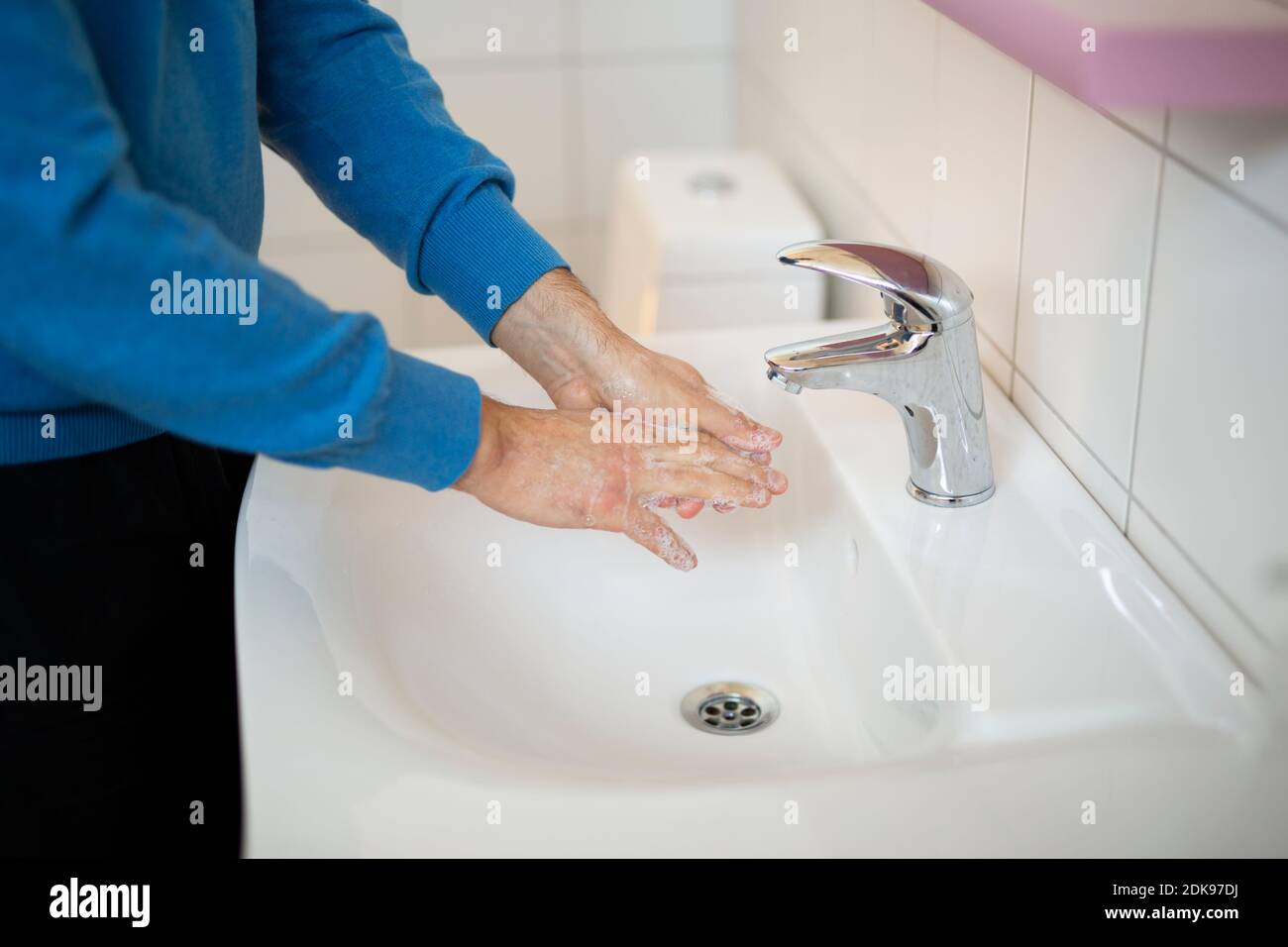 Man wash hands soap hi-res stock photography and images - Alamy