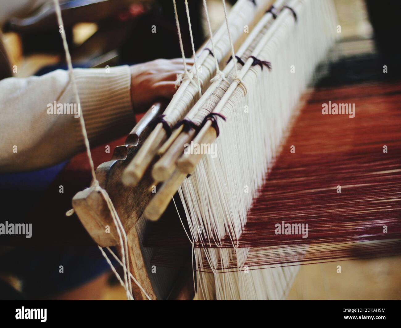Weaving on handloom hi-res stock photography and images - Alamy