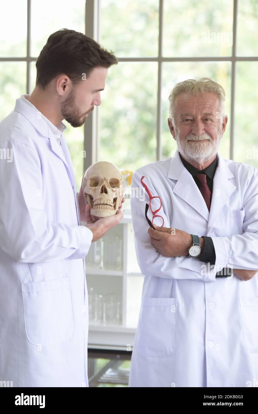 Real human skulls hi-res stock photography and images - Alamy